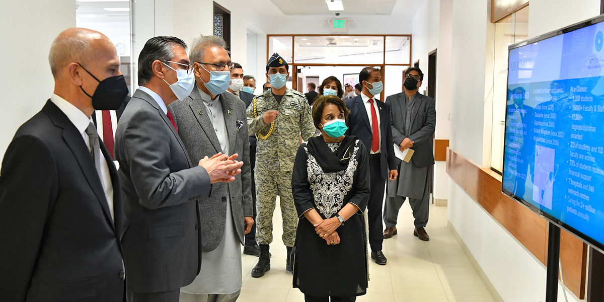 President Alvi Visits Aga Khan University The Aga Khan University News