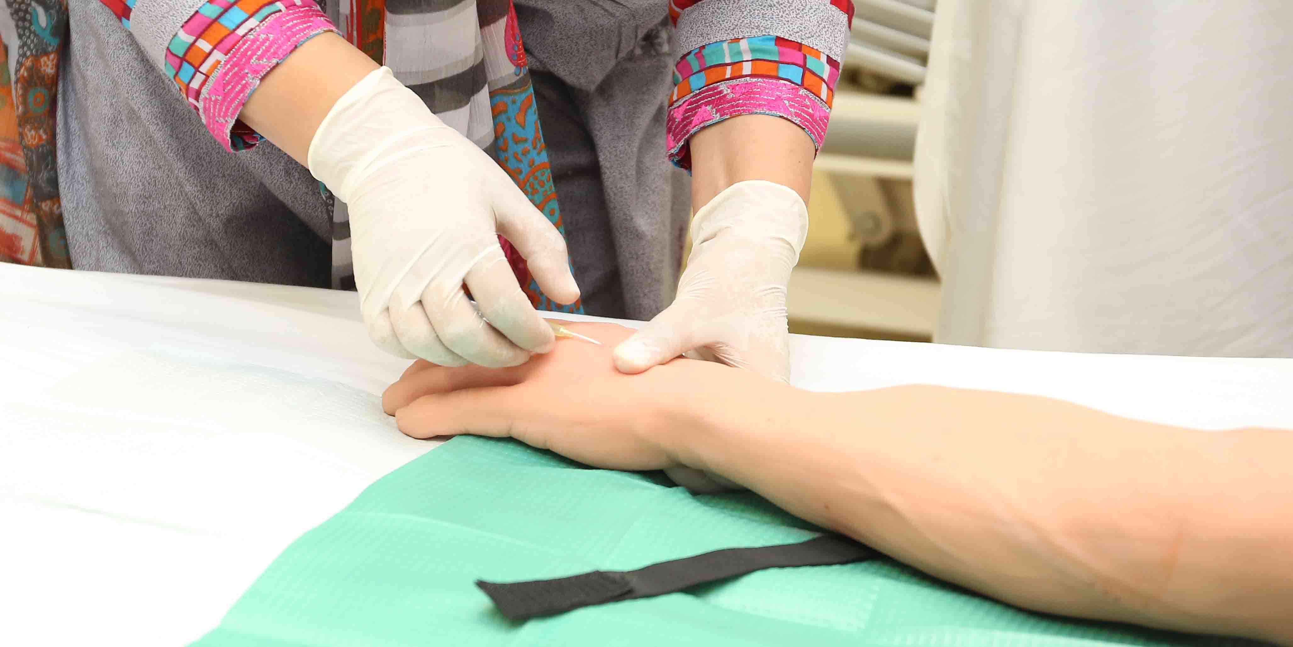 Promoting safe injection practices | The Aga Khan University News